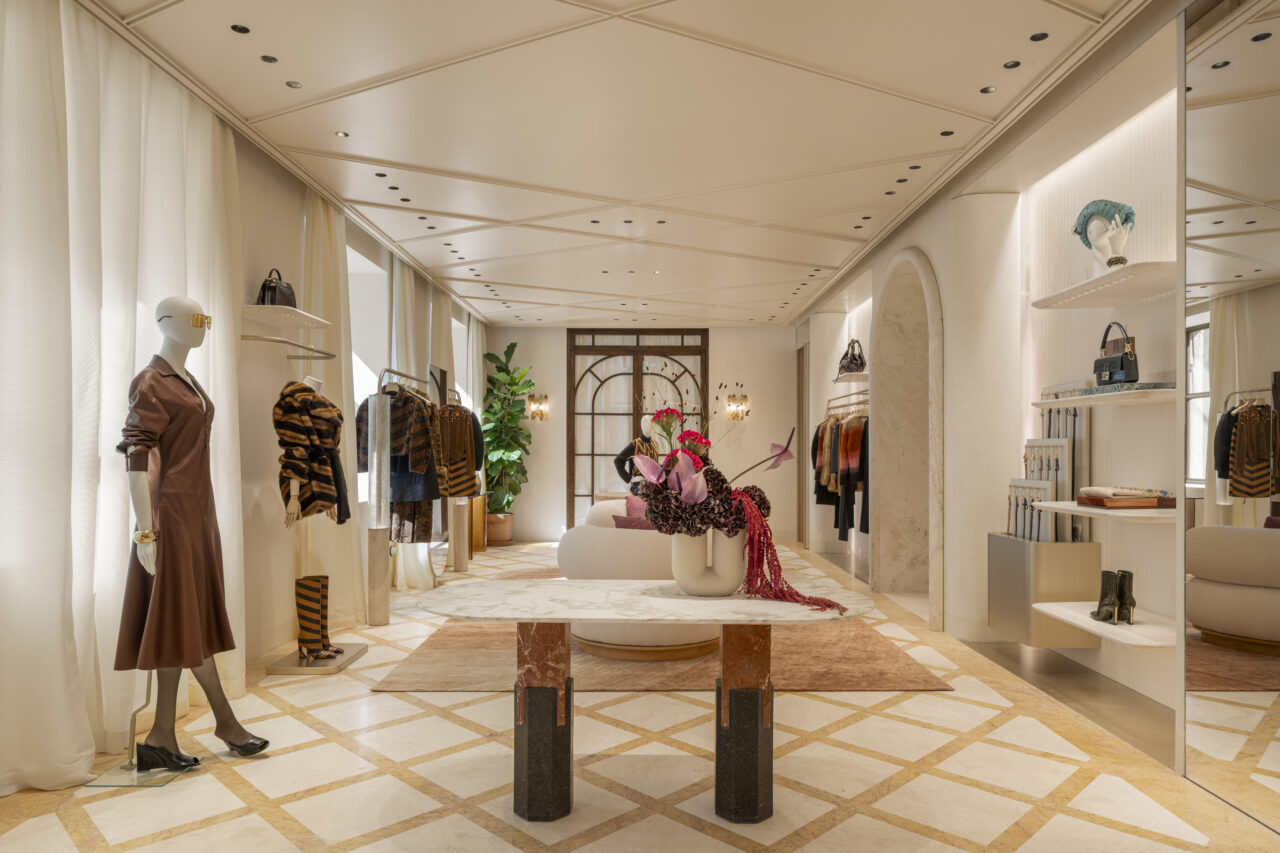 Palazzo FENDI Milano: Diseño y Herencia Femenina en Vitrinas